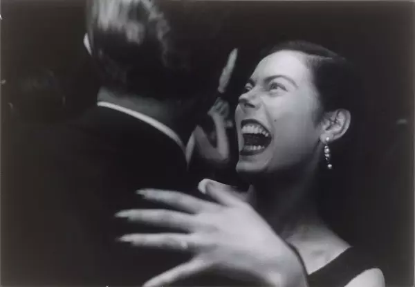 Garry Winogrand, El Marokkó, New York (1955). The Metropolitan Museum of Art, New York, Vásárlás, A Horace W. Goldsmith Alapítvány ajándéka, 1992 (1992.5107) © The Estate of Garry Winogrand, Fraenkel Gallery, San Francisco jóvoltából.