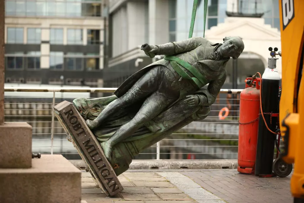 Strādnieki gatavojas novākt vergu īpašnieka Roberta Miligana statuju Londonā. Yui Mok / PA Images fotoattēls, izmantojot Getty Images.