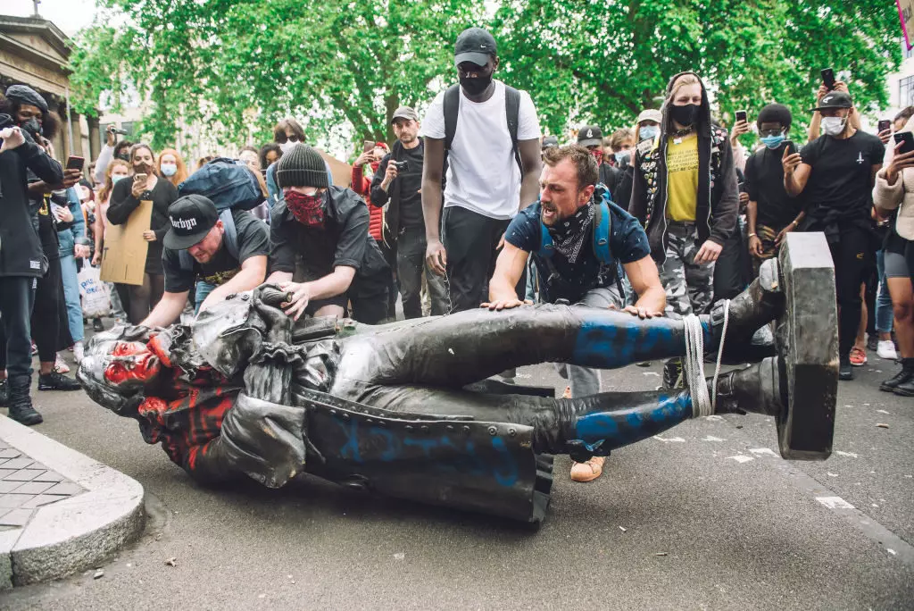 Protestētāji transportē Kolstonas statuju uz Eivonas upi. Fotoattēls: Giulia Spadafora/NurPhoto, izmantojot Getty Images.