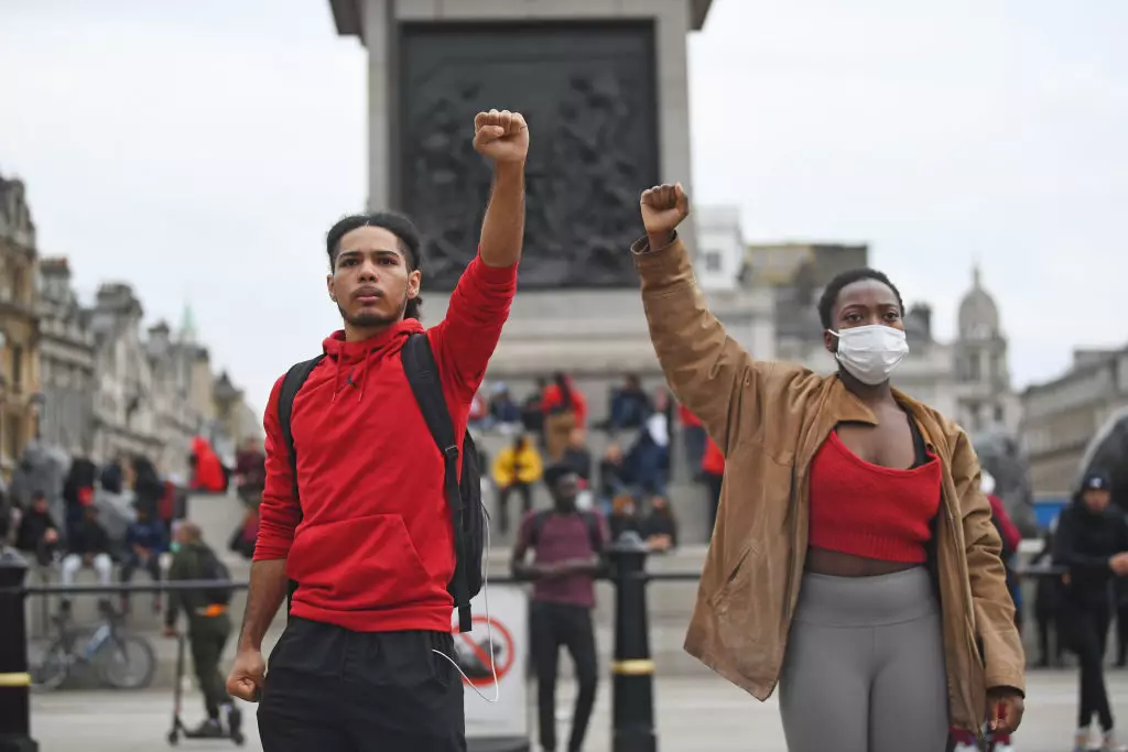 Para pengunjuk rasa di depan Nelson's Column di Trafalgar Square London selama unjuk rasa Black Lives Matter. Foto oleh Victoria Jones/PA Images melalui Getty Images.