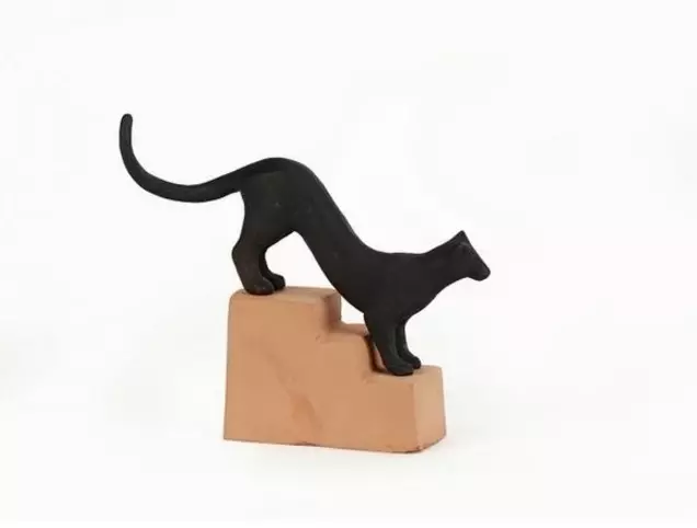 Gwynn Murrill, Cat Walking Downstairs Maquette (2008). Cortesía de Gerald Peters Gallery, Santa Fe.