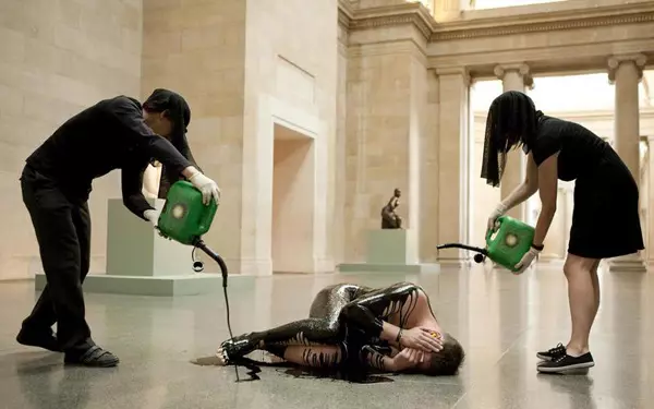 Liberate Tate, Tate Britain'de bir protesto düzenledi (2011) Fotoğraf: Amy Scaife Courtesy Corbis