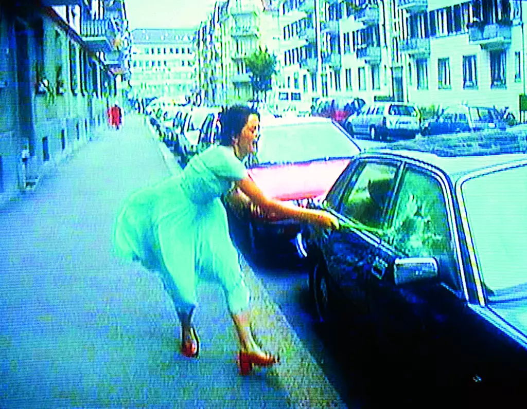 Pipilotti Rist, 1997-nji ýylda hemme zat gutardy (henizem). Anders Guggisberg we Ristiň sesi. Suratkeş Hauser & Wirth we Luhring Awgustin tarapyndan berilýär.