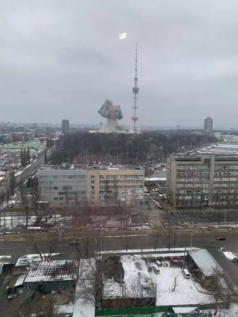 Fotografia bomby, ktorá zasiahla televíznu a rozhlasovú vežu v Babyn Yar, zdieľaná centrom Babyn Yar Holocaust Memorial Center.