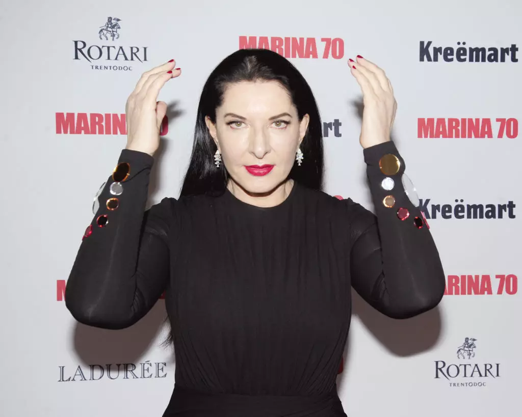 Marina Abramovic trong bữa tiệc sinh nhật lần thứ 70 của mình. Được phép của Paul Bruinooge © Patrick McMullan.