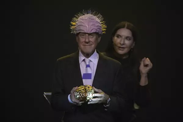 Marina Abramovic akimkabidhi Lord Norman Foster tuzo ya dhahabu ya ubongo Scopus. Picha na David Vexelman.