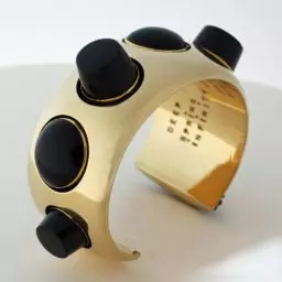 Un bracciale in oro 18 carati e giada alla Aaron Faber Gallery.