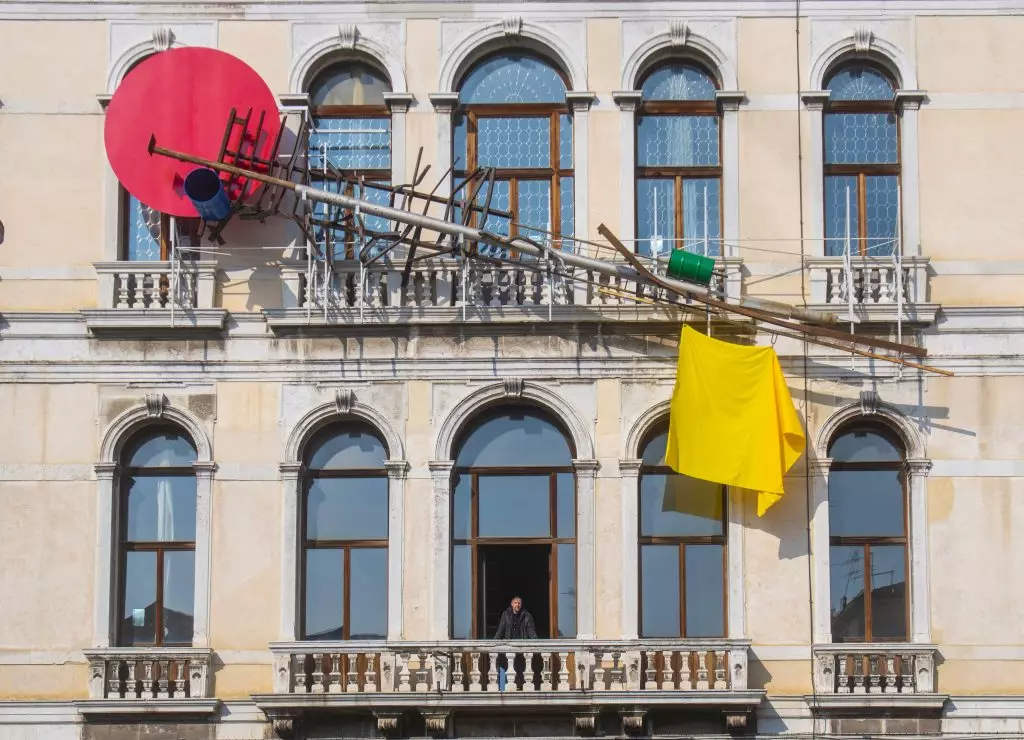 Sterling Ruby's HEX na fachada do Palazzo Diedo, sede da Berggruen Arts & Culture, e a primeira fase de “Um projeto em quatro atos”, durante a semana de abertura da 59ª Bienal de Arte em 20 de abril de 2022 em Veneza, Itália. (Foto de Simone Padovani/Awakening/Getty Images for Berggruen Arts & Culture)