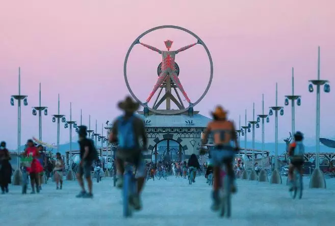 Hoton #BurningMan yana tsaye a saman playa lokacin faɗuwar rana. Hoton Chase Stevens ta Instagram.