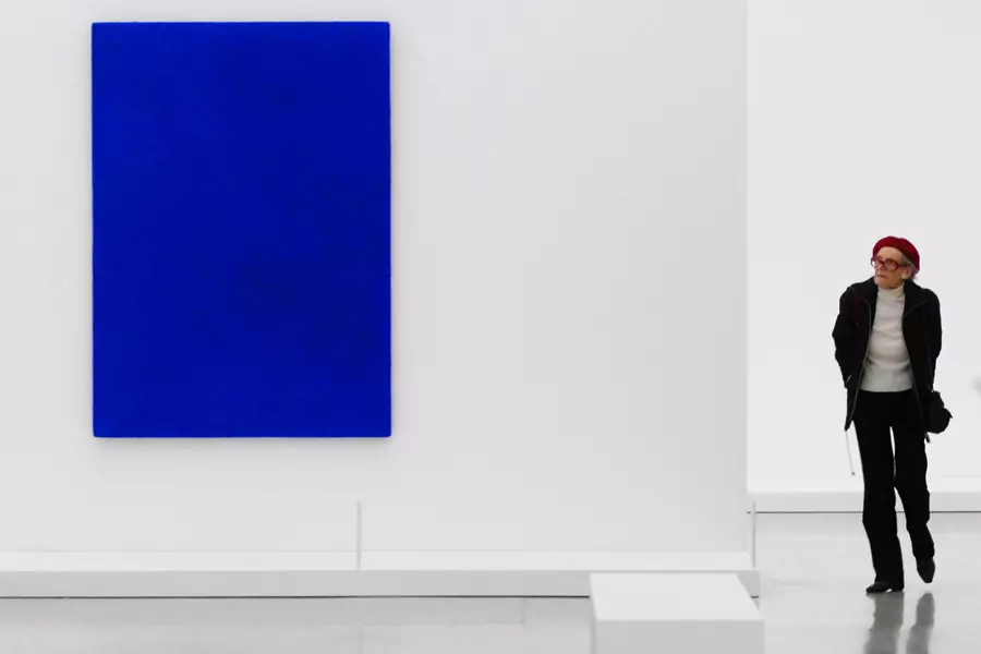 Viena, AUSTRIA: Un visitante mira las pinturas del artista francés Yves Klein durante la exposición