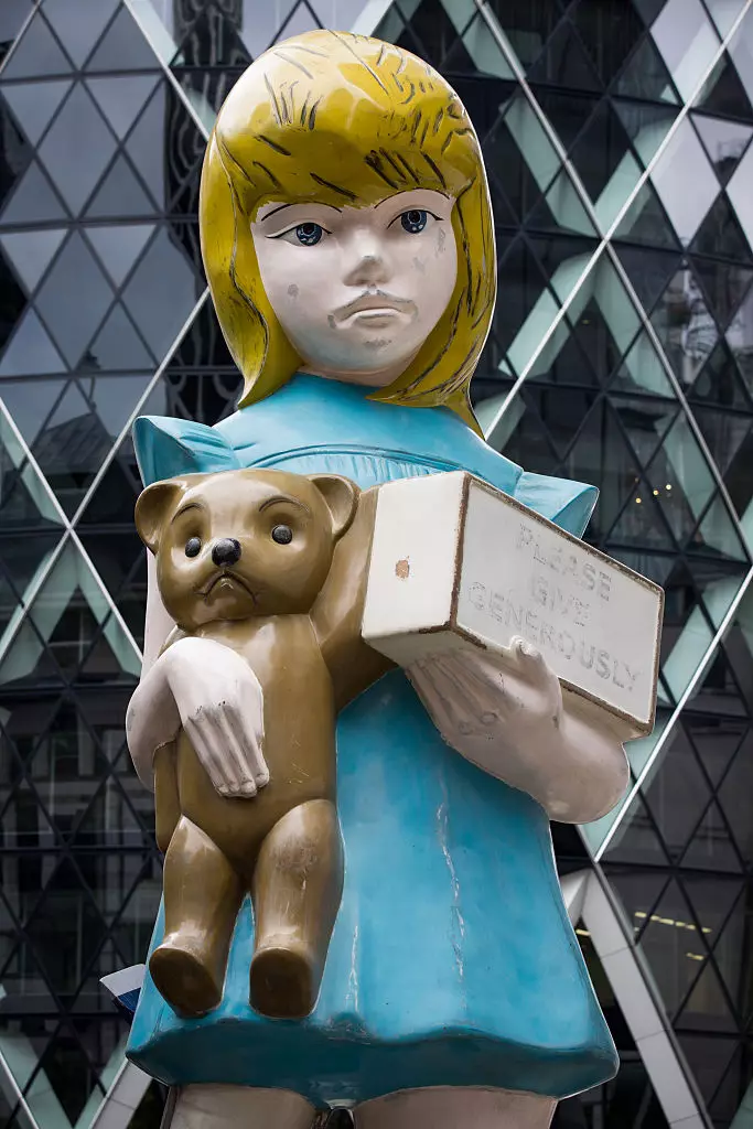 Ihe ọkpụkpụ Damien Hirst 'Charity' na-emegide ụlọ Gherkin na Julaị 16, 2015 na London, England. Site n'ikike nke Rob Stothard/Getty Images.