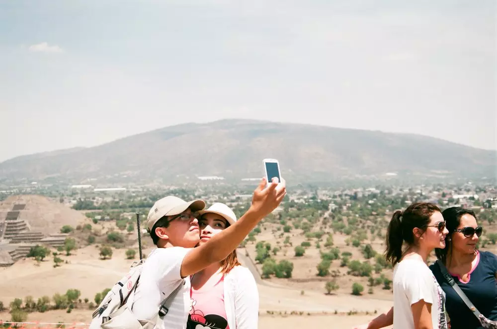 Andrew Gori & Ambre Kelly, Pasangan - Teotihuacan, Meksiko, 2014. Courtesy of Equity Gallery © Andrew Gori & Ambre Kelly.