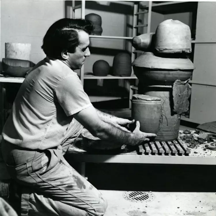 Pyè Voulkos. Koutwazi fotograf Oppi Untracht/American Craft Council Library and Archives.