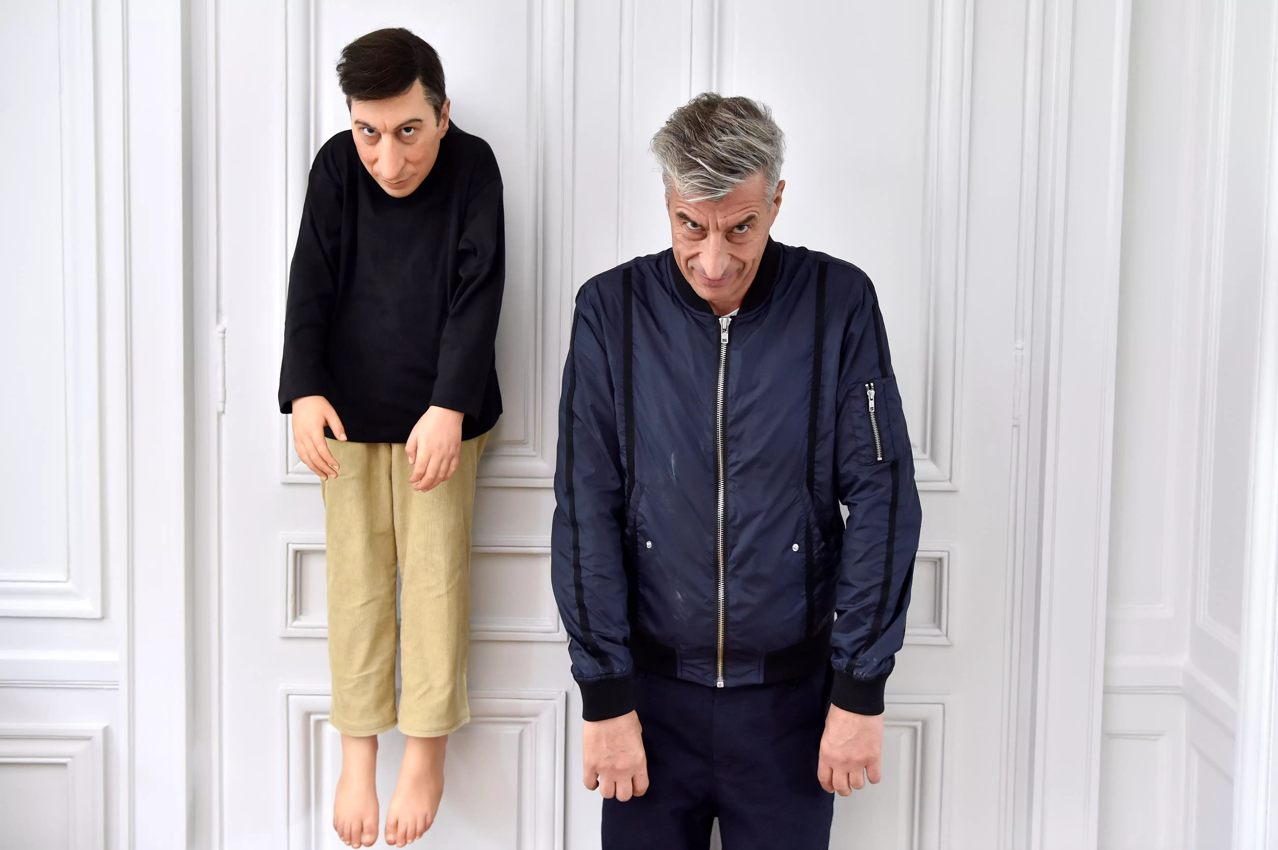 O creador dos prototipos de cera de Maurizio Cattelan afirma que é o verdadeiro propietario das obras máis famosas do artista e demanda a millóns de persoas