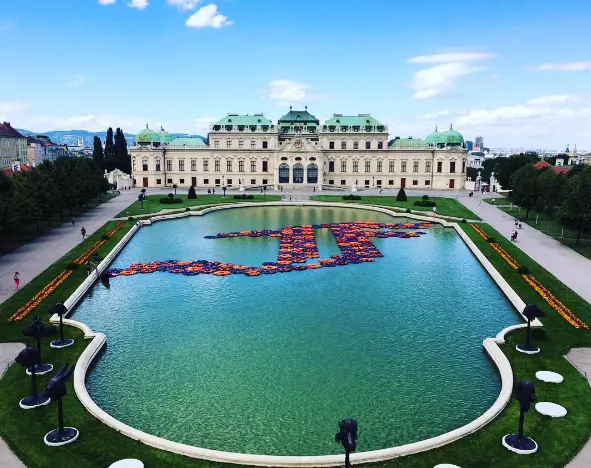 Instalação F. Lotus de Ai Weiwei no Palácio Belvedere de Viena. Foto via @aiww Instagram.