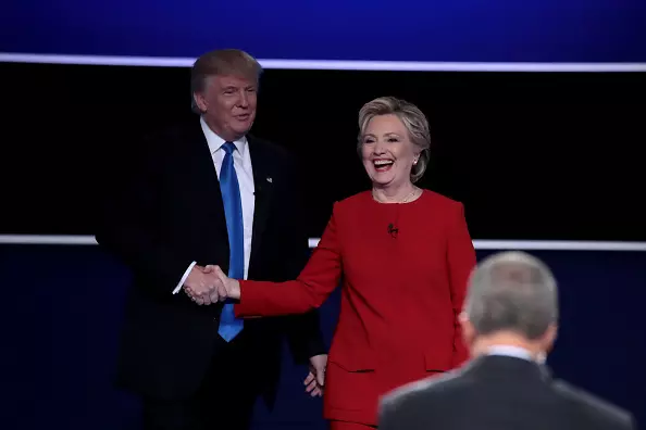 Respublikonų partijos kandidatas į prezidentus Donaldas Trumpas ir Demokratų partijos kandidatė į prezidentus Hillary Clinton paspaudė vienas kitam ranką po debatų dėl prezidento posto Hofstra universitete. Drew Angerer/Getty Images nuotrauka.