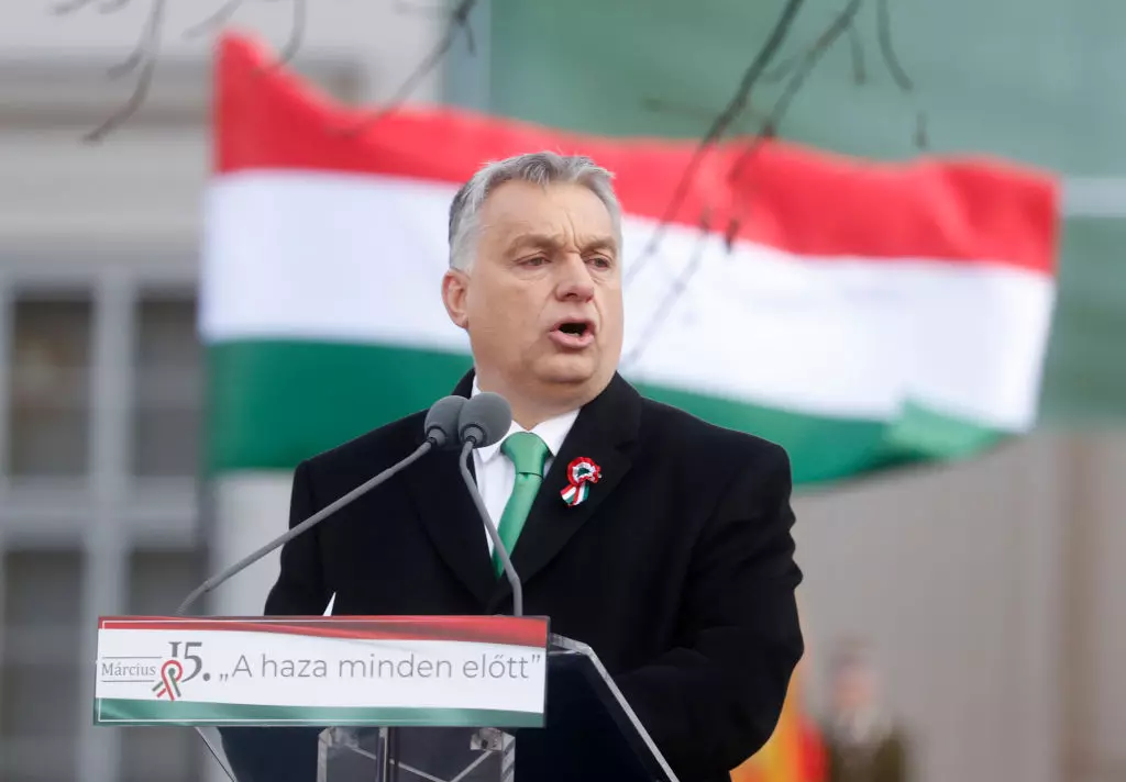 Um novo relatório diz que o governo de Victor Orbán na Hungria está 'sistematicamente' restringindo a liberdade de expressão