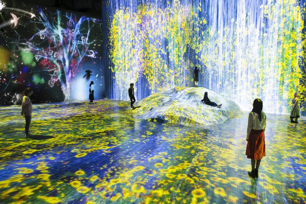 O loʻo molia e le TeamLab se Falemataʻaga i Los Angeles ona o le tuʻuaʻia o le kopiina o ana mea faʻapipiʻi mo le Instagram-Friendly Light mo lana lava faʻaaliga.