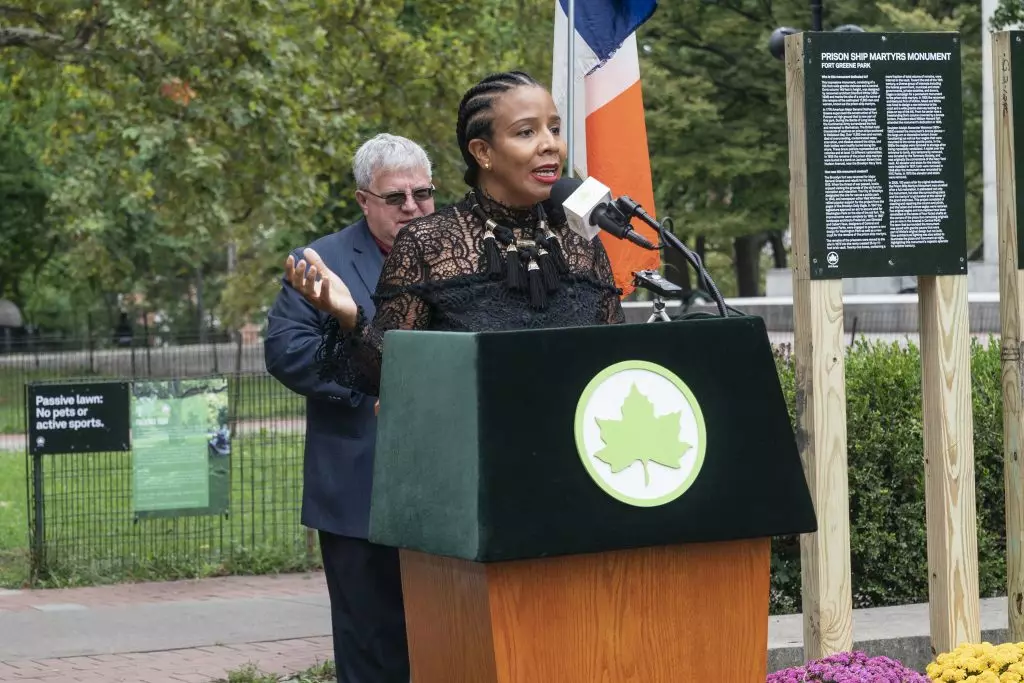 Starosta New Yorku Eric Adams jmenoval Laurie Cumbo jako kulturního cara, navzdory odmítnutí ze strany komunitních vůdců