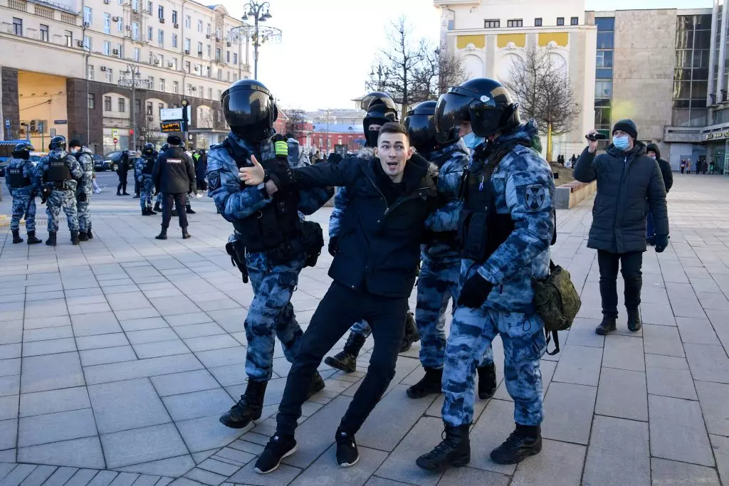 Policiais detêm um homem durante um protesto contra a invasão russa da Ucrânia no centro de Moscou em 27 de fevereiro de 2022. Foto de Alexander Nemenov/AFP via Getty Images.