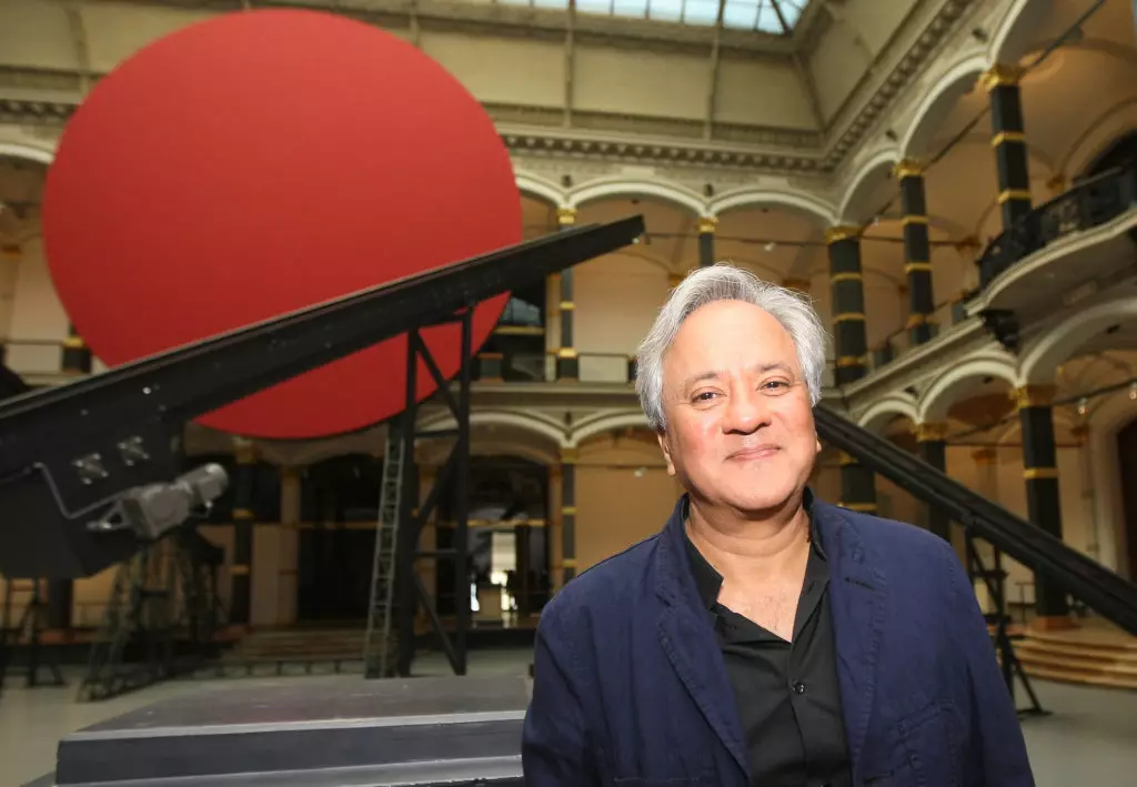 Pematung Inggris Anish Kapoor berpose di depan karyanya sebelum pembukaan