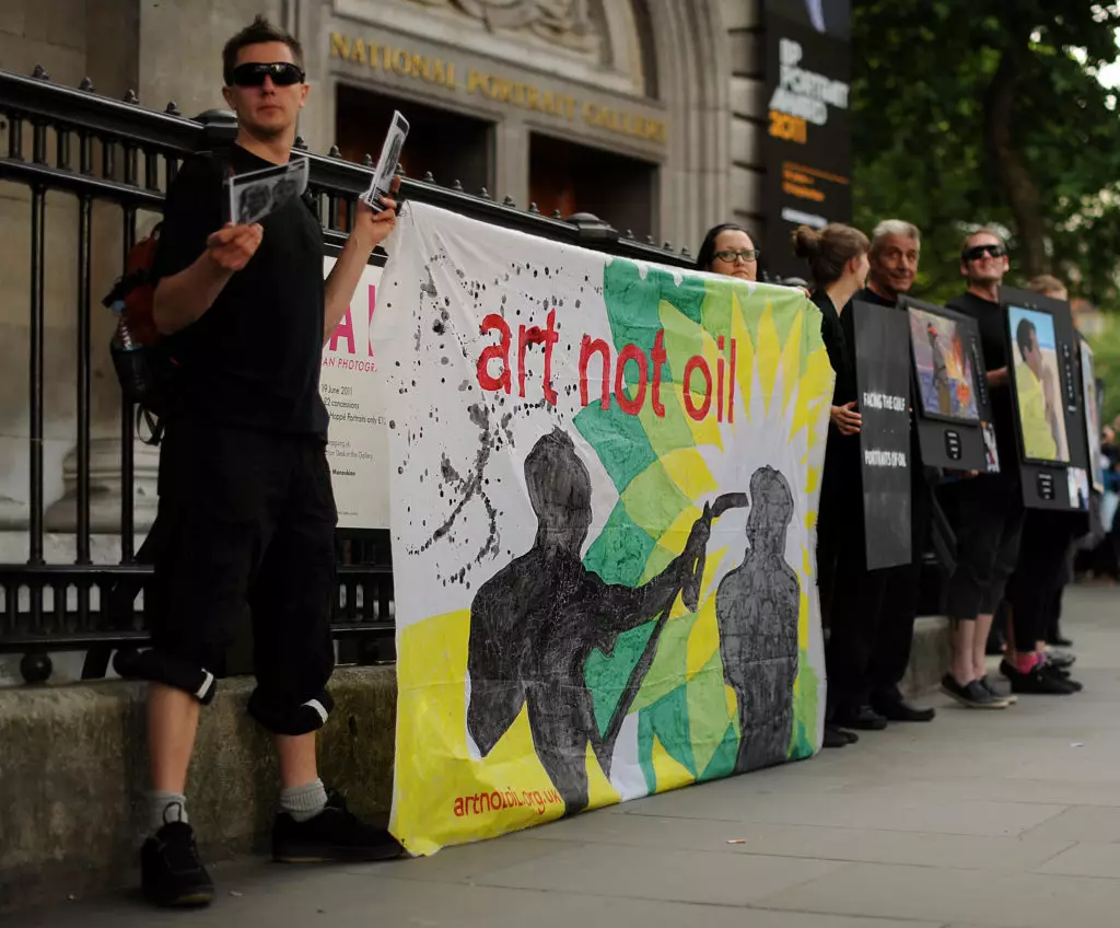 Anti-BP-Demonstranten versammeln sich 2011 vor der National Portrait Gallery. Foto: Ben Stansall/AFP/Getty Images.