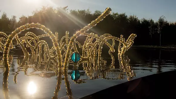 A fonte é feita de 2.000 esferas de vidro feitas à mão. Foto: Château du Versailles