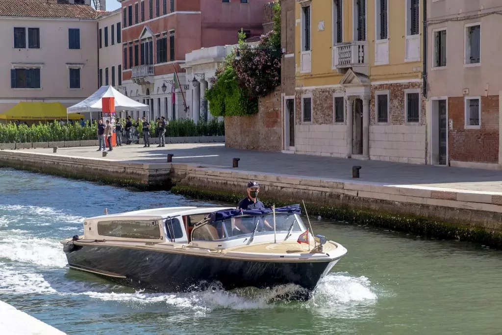 เรือตำรวจหน้า Arsenale เมื่อวันที่ 9 กรกฎาคม พ.ศ. 2564 ในเมืองเวนิสประเทศอิตาลี (ภาพโดย Luca Zanon/ภาพ Awakening/Getty)