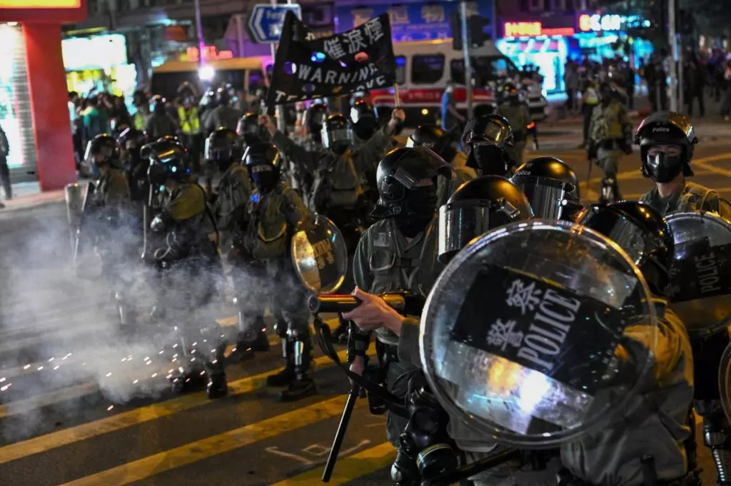 Politiet fyrer av tåregass under en protest i Hung Hom-området i Hong Kong 1. desember 2019. Foto av Philip FONG/AFP/Getty Images.