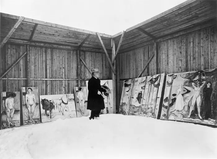 Edvard Munch poserer med malerier udendørs på Ekely (nær Oslo). Udlånt af universitetet i Antwerpen