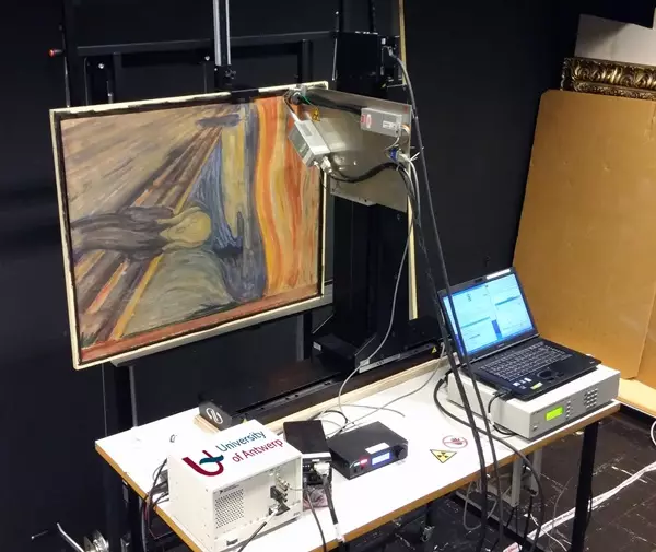 Pengimbasan MA-XRF sedang dijalankan di studio Nasjonalmuseet. Dengan hormat dari Universiti Antwerp