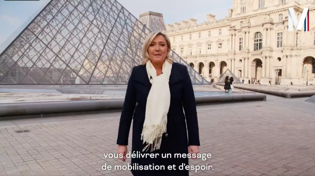 Skermôfbylding fan 'e kampanjefideo fan Marine Le Pen.