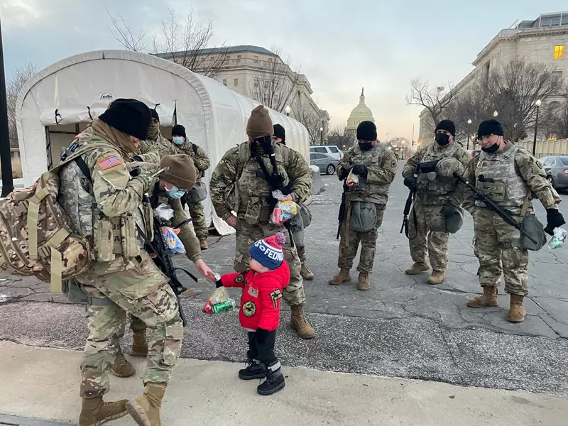 Noah Savoy rencontre des membres de la Garde nationale protégeant le Capitole. Photo publiée avec l'aimable autorisation de la famille Savoy.