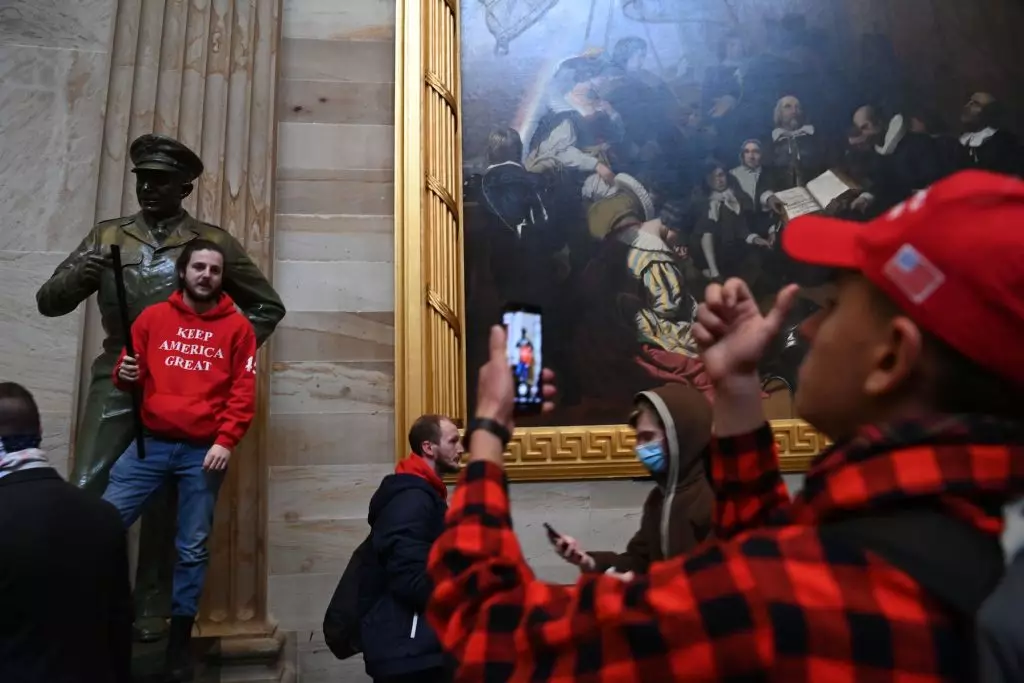 Wafuasi wa Rais wa Marekani Donald Trump wanaingia katika Ikulu ya Marekani ya Rotunda mnamo Januari 6, 2021, Washington, DC. (Picha na Saul Loeb/AFP kupitia Getty Images.)