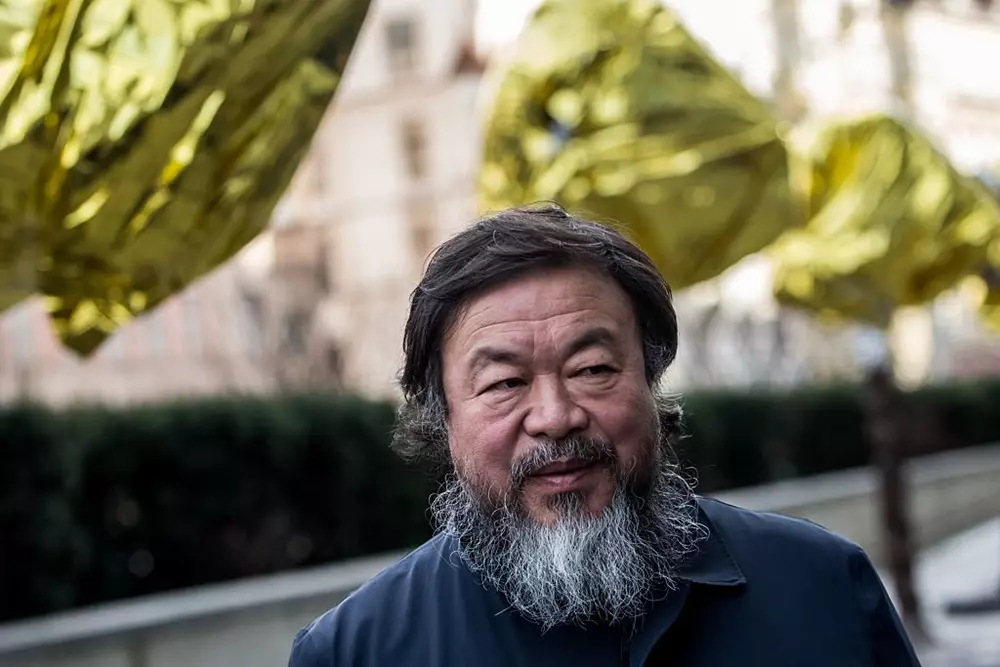 Ai Weiwei nrog nws lub voj voog ntawm Tsiaj / Zodiac taub hau duab puab. Duab los ntawm Matej Divizna / Getty Images.