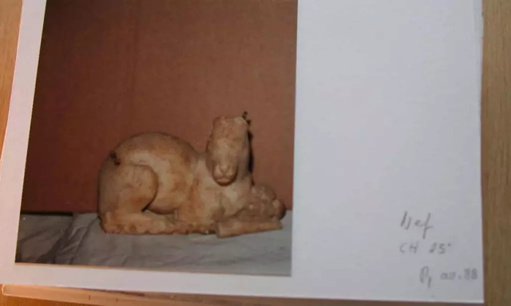 Daim duab no ntawm Roman marble hare sculpture los ntawm archives ntawm Italian antiquities dealer Gianfranco Becchina, raug txim ntawm kev muag looted art, phim ib tug ua hauj lwm uas tau teem rau muag nyob rau hauv lub tom ntej no Christie auction. Diam duab courtesy ntawm Becchina archive.