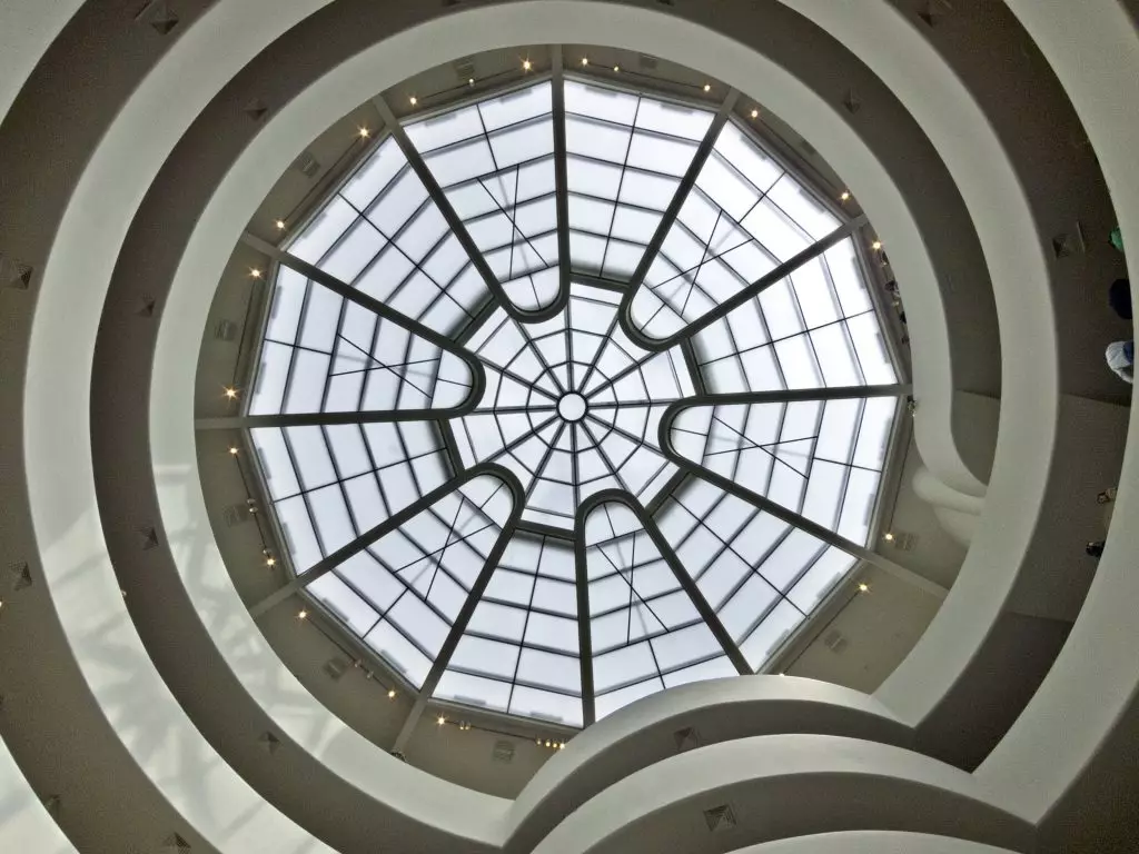 El interior del Museo Solomon R. Guggenheim de Frank Lloyd Wright. Foto de Evan-Amos, dominio público.