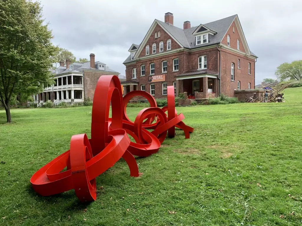 Miggy Buck, Rapunzel en Portal Governors Island. Foto de Sarah Cascone.