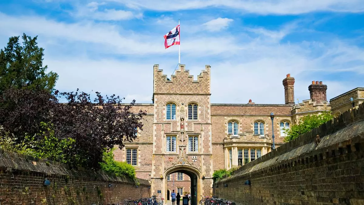 Jesus College de Kembriĝa Universitato Fariĝis Unu el la Unuaj UK Institucioj efektive resendi Beninan Bronzon al Niĝerio