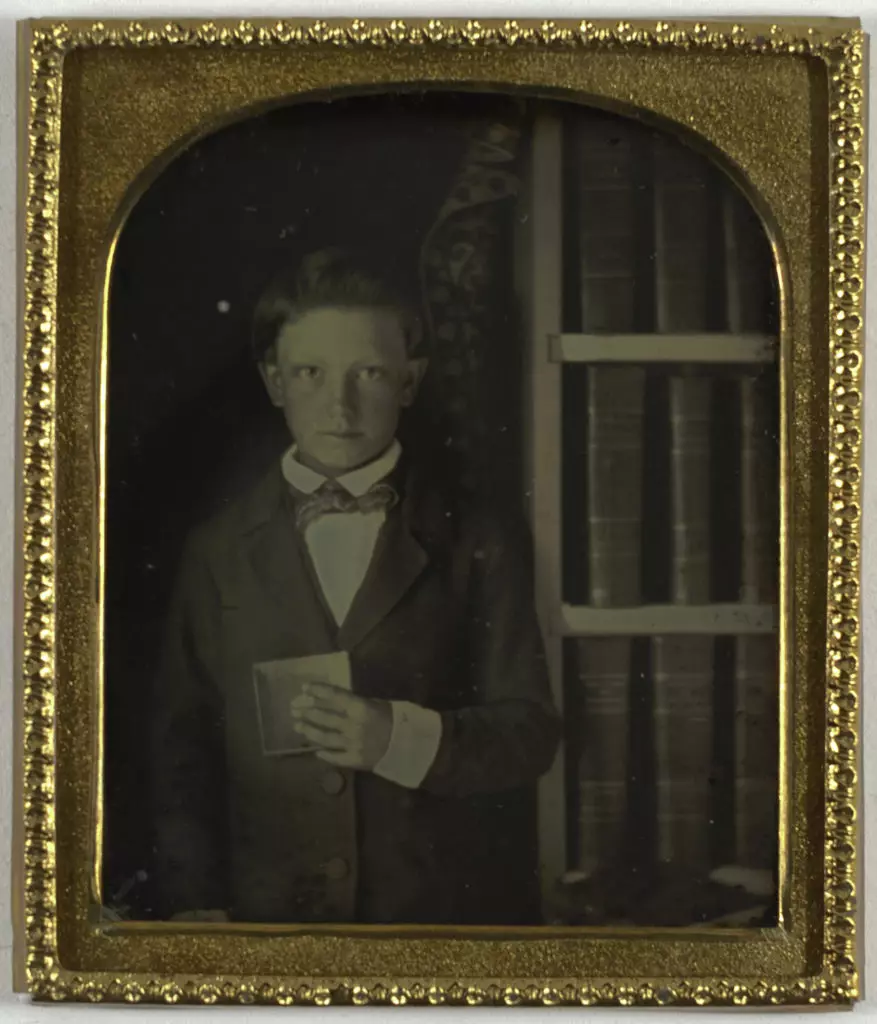 Unbekende Amerikaan, Boy Holding a Daguerrotype (1850s). Mei tank oan it Metropolitan Museum of Art.