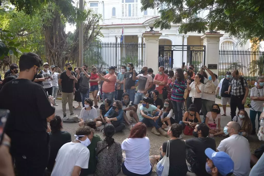 Léiríonn grúpa intleachteach agus ealaíontóirí óga ag doirse na hAireachta Cultúir le linn agóide in Havana, an 27 Samhain, 2020. Grianghraf le Yamil Lage/AFP trí Getty Images.