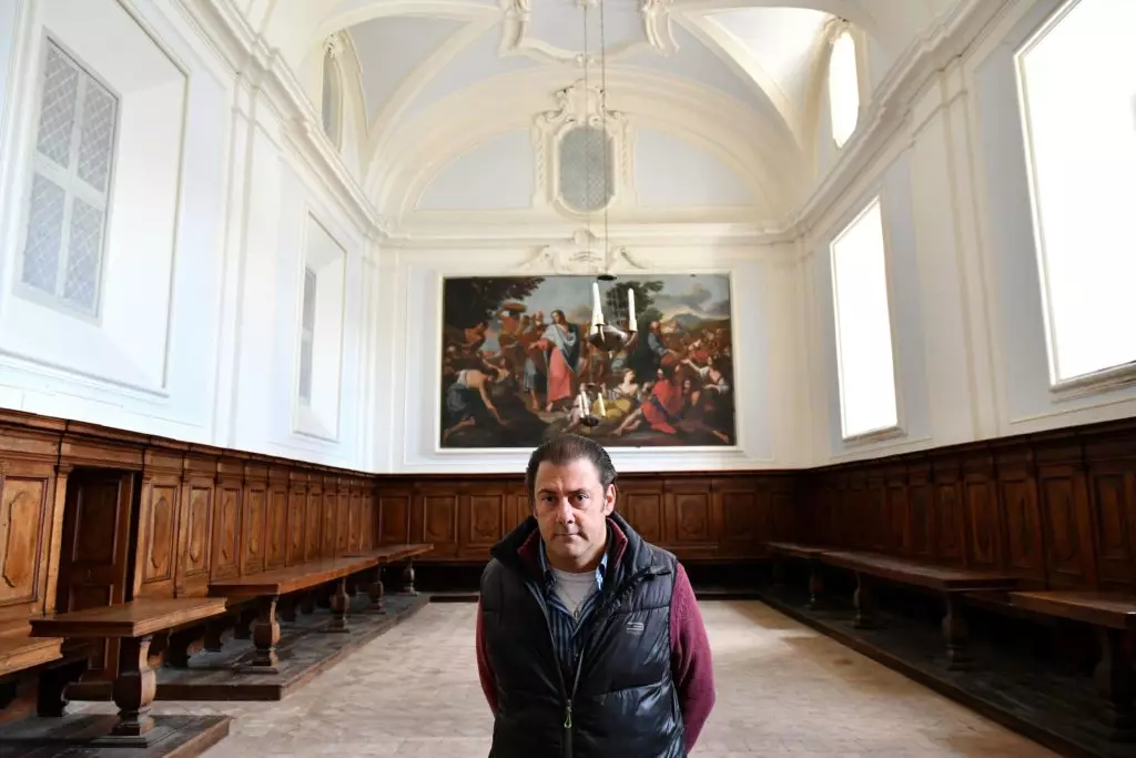 Benjamin Harnwell berpose di Biara Trisulti Certosa di Trisulti di Collepardo. Foto: Alberto Pizzoli /AFP/Getty Images.