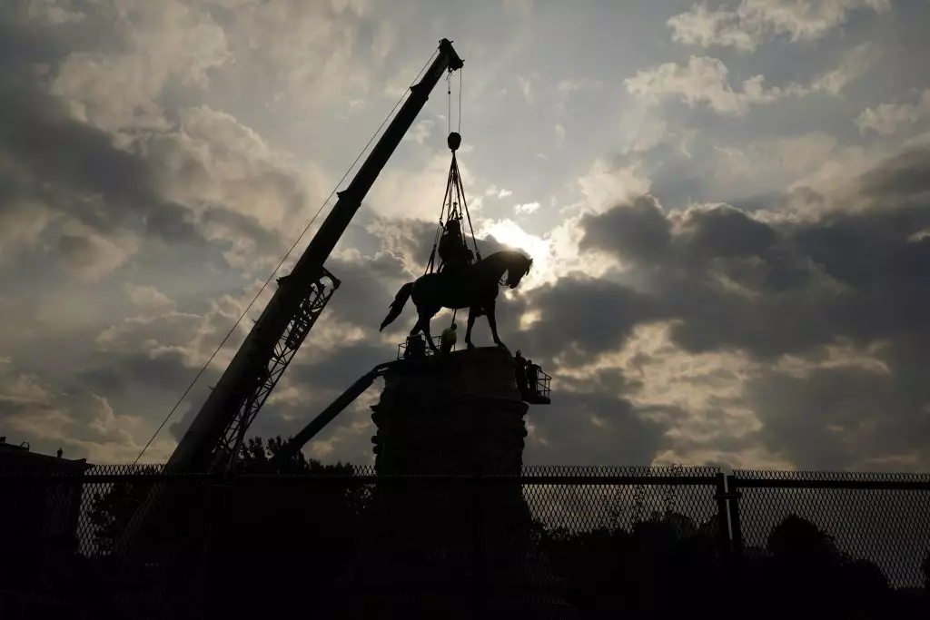 Mumifananidzo: Mazuva Ekupedzisira eVirginia's Embattled Monument kuna Robert E. Lee, Kubva Pabasa Rayo seSaiti Yekuratidzira kusvika Kubviswa Kwayo Kunoshamisa.