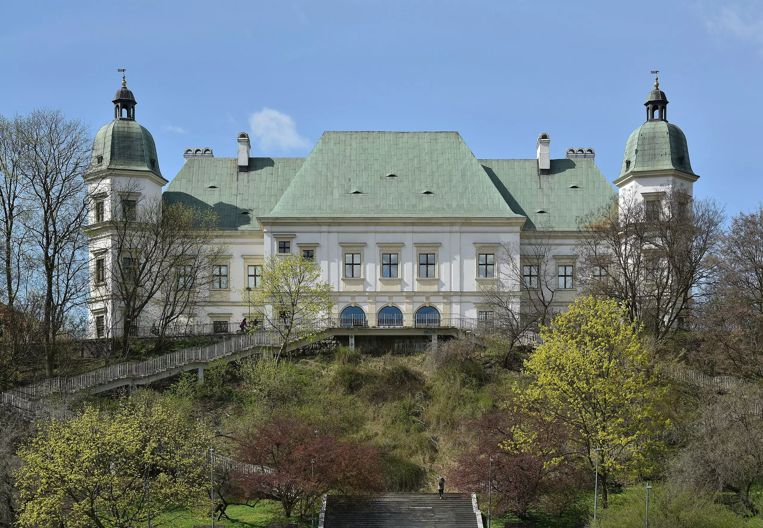 Multitudes reúnense para protestar contra o principal museo de arte contemporáneo de Varsovia, que acaba de montar unha mostra de arte contra a "Cultura da cancelación"