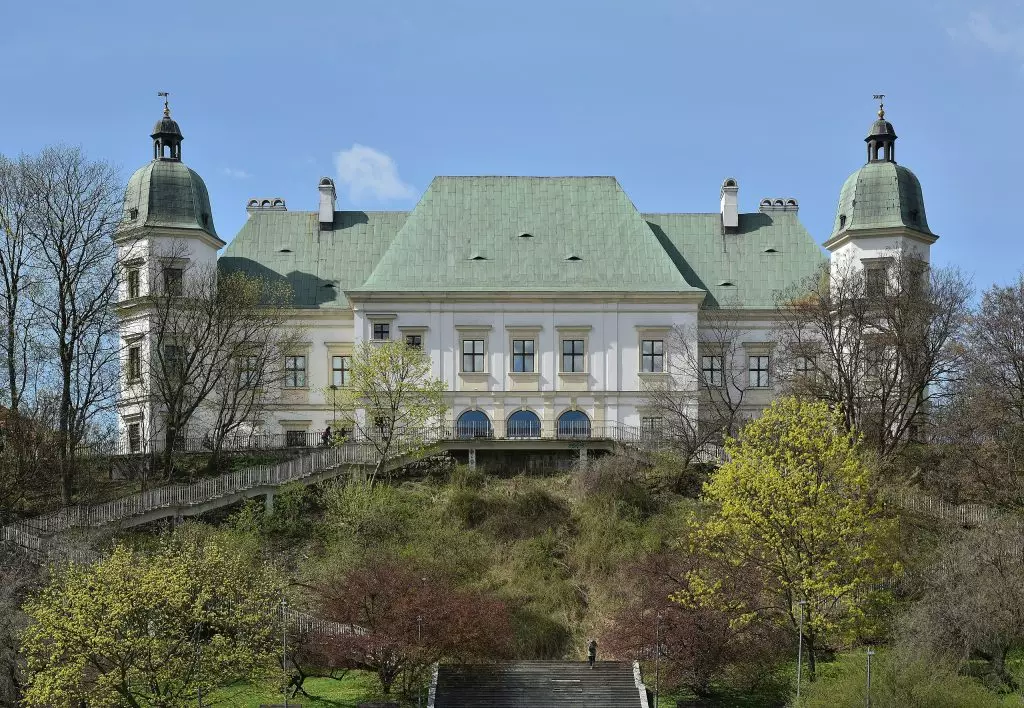 Minios renkasi protestuoti prieš pagrindinį Varšuvos šiuolaikinio meno muziejų, kuris ką tik surengė meno parodą prieš „atšaukti kultūrą“ 1923_1