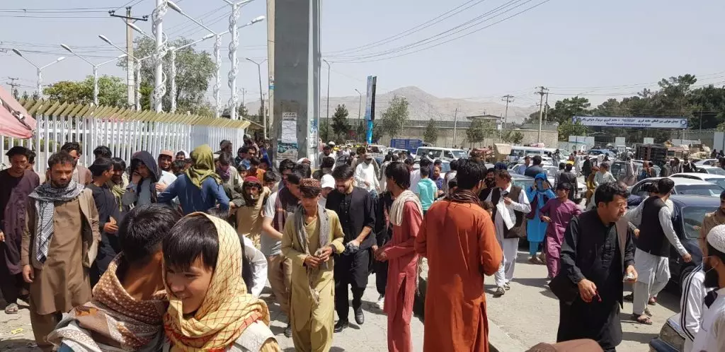 Milhares de afegãos correm para o Aeroporto Internacional de Cabul enquanto tentam fugir da capital afegã em 17 de agosto de 2021. (Foto: Sayed Khodaiberdi Sadat/Agência Anadolu via Getty Images)