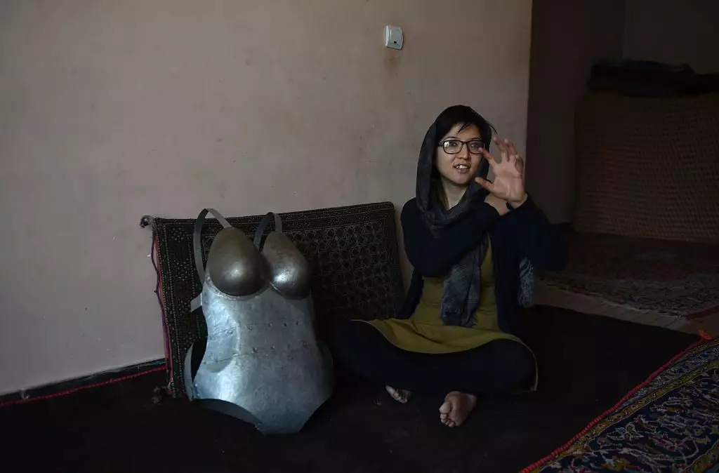 Artista Kubra Khademi încă din 2015. Ea s-a ascuns după ce a purtat o armură cu sâni mari și fese în semn de protest împotriva hărțuirii sexuale. Acum are sediul în Franța. AFP/ Shah Marai prin Getty Images.