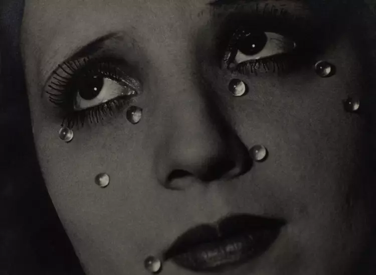 Man Ray, Glass Tears (1932) מאוסף הצילום של סר אלטון ג'ון. תמונה ©Man Ray Trust/ADAGP, פריז ו-DACS, לונדון 2016.