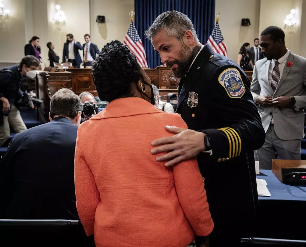 Nûner Sheila Jackson-Lee silavê dide efserê MPD Michael Fanone berî ku rûniştina komîsyona Kongreyê ya 6-ê Çile di 27-ê Tîrmeha 2021-an de li Washington, DC dest pê bike. Wêne ji hêla Bill O'Leary - Pool / Getty Images.