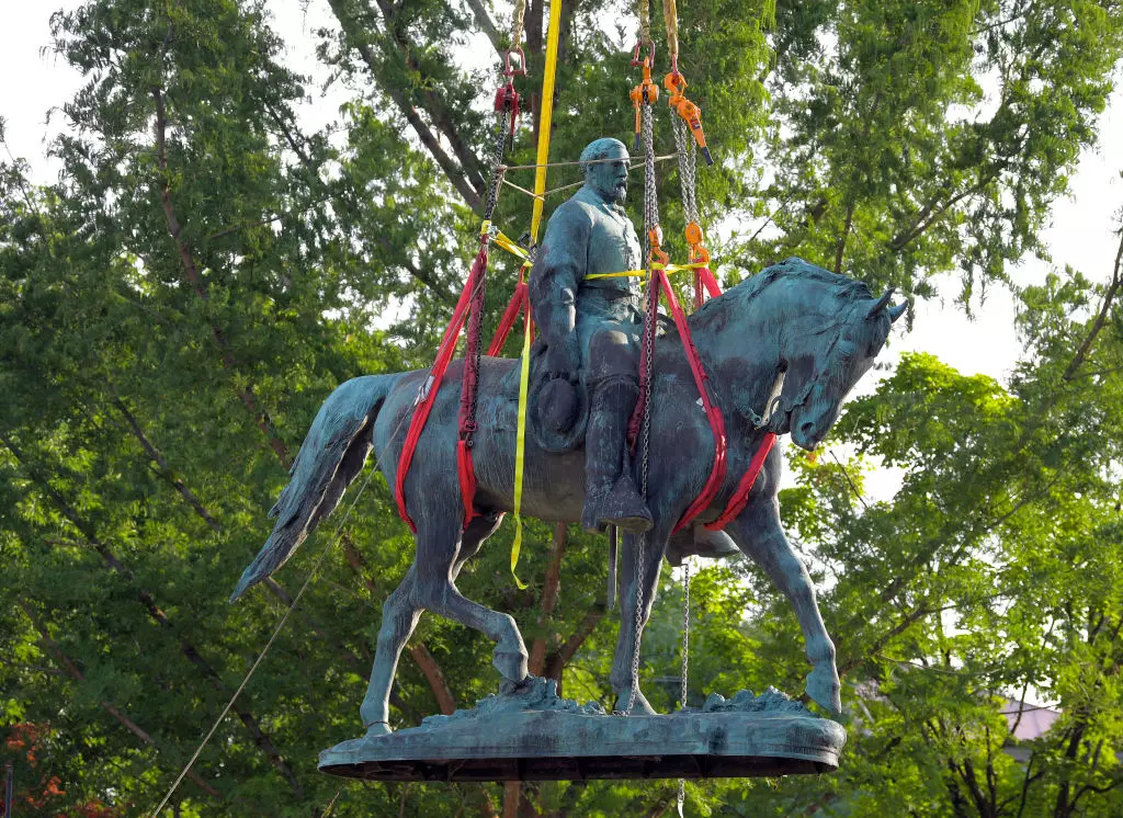 Het beruchte standbeeld van Robert E. Lee in Charlottesville, waar neonazi's zich in 2017 gewelddadig verzamelden, is uit het zicht verwijderd